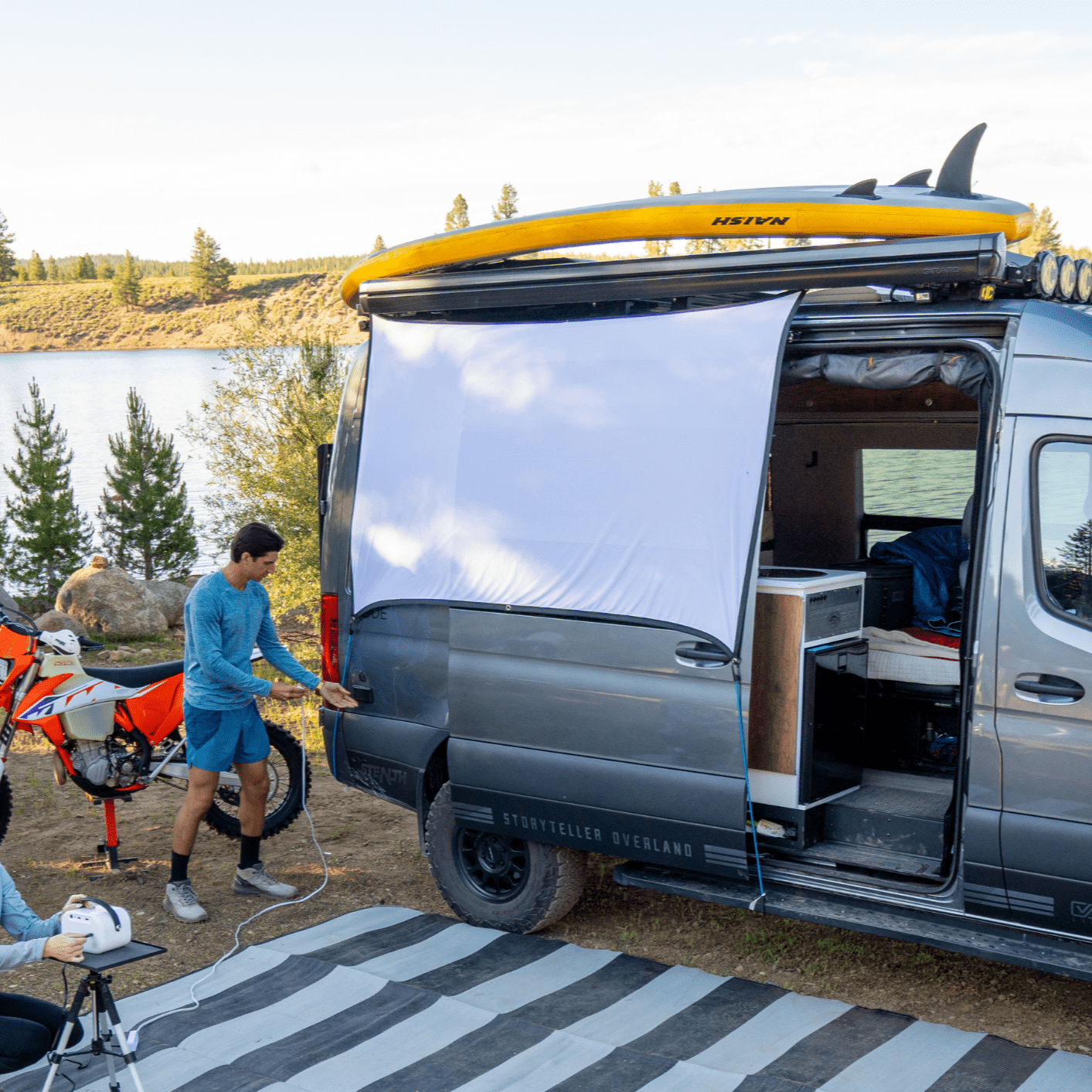 How Digital Nomad Creatives Use Smart Projectors for Work & Play – Lumi ...